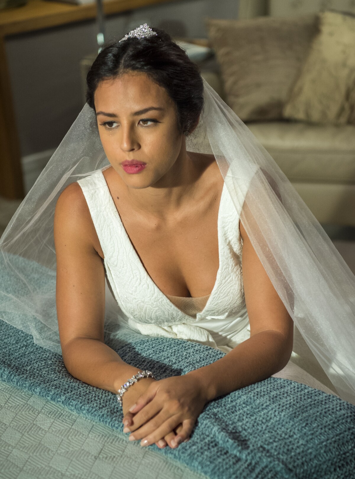 Foto: Laura (Yanna Lavigne) foi abandonada por Gabriel (Bruno Gagliasso) às vésperas do ...