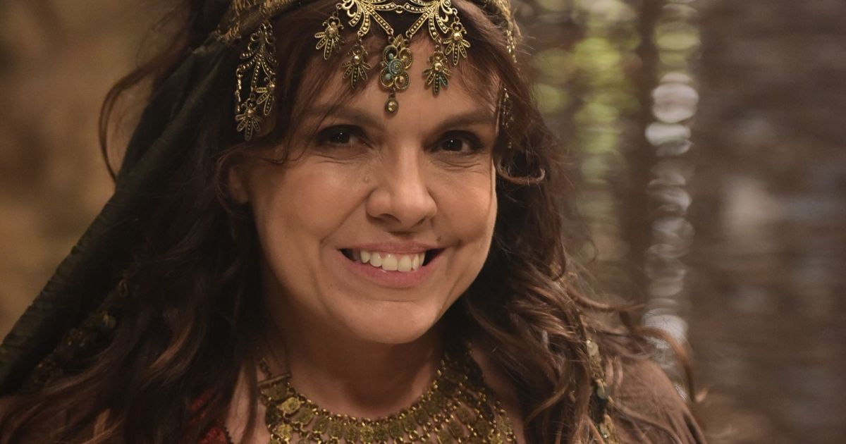 Judith (Marcella Muniz) e Gestas (Flávio Pardal) se beijam no capítulo ...