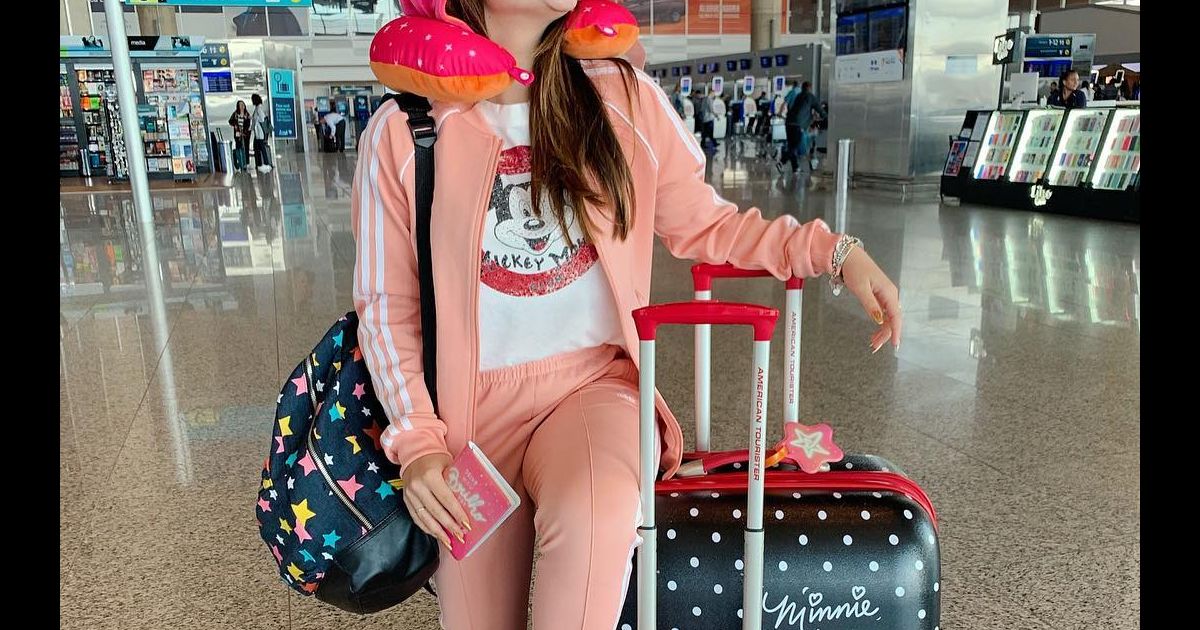 Larissa Manoela viajou para os EUA com malas da Minnie - Purepeople Larissa Manoela viajou para os EUA com malas da Minnie - Purepeople