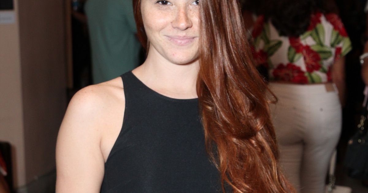 Mariah Rocha combina vestido e tênis All Star para evento - Purepeople