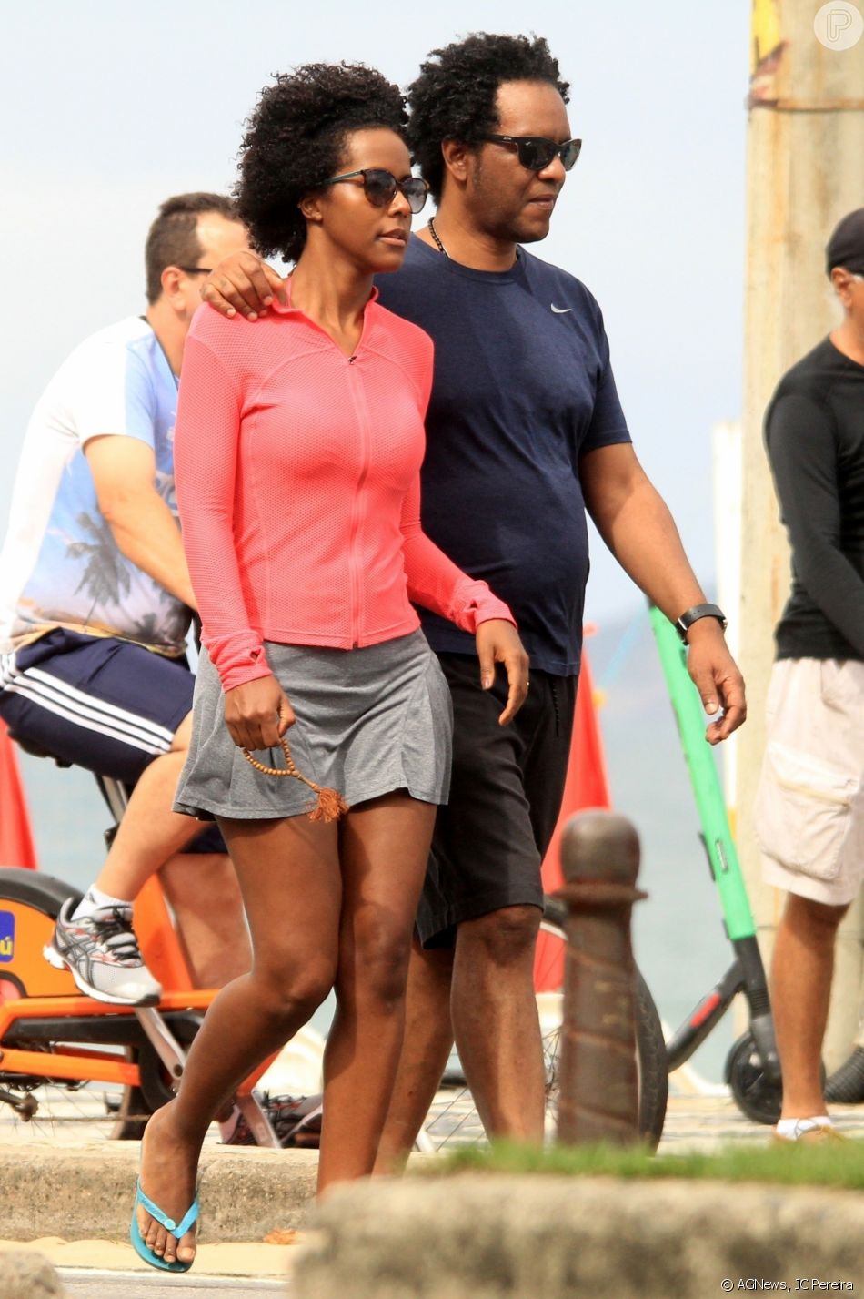 Maju Coutinho colocou um casaco para se proteger do vento - Purepeople