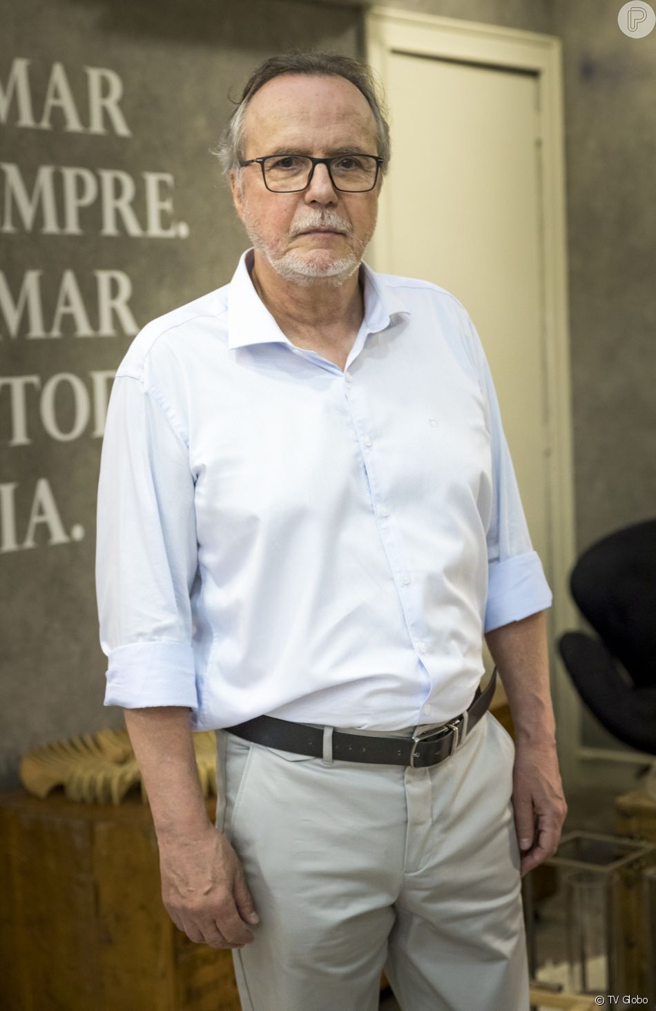 César (Tato Gabus Mendes) vai promover o encontro de Milena (Giovanna ...