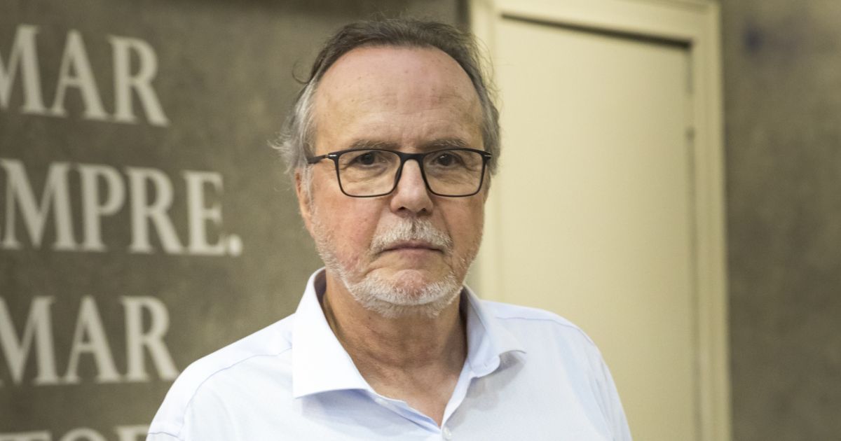 César (Tato Gabus Mendes) vai promover o encontro de Milena (Giovanna ...