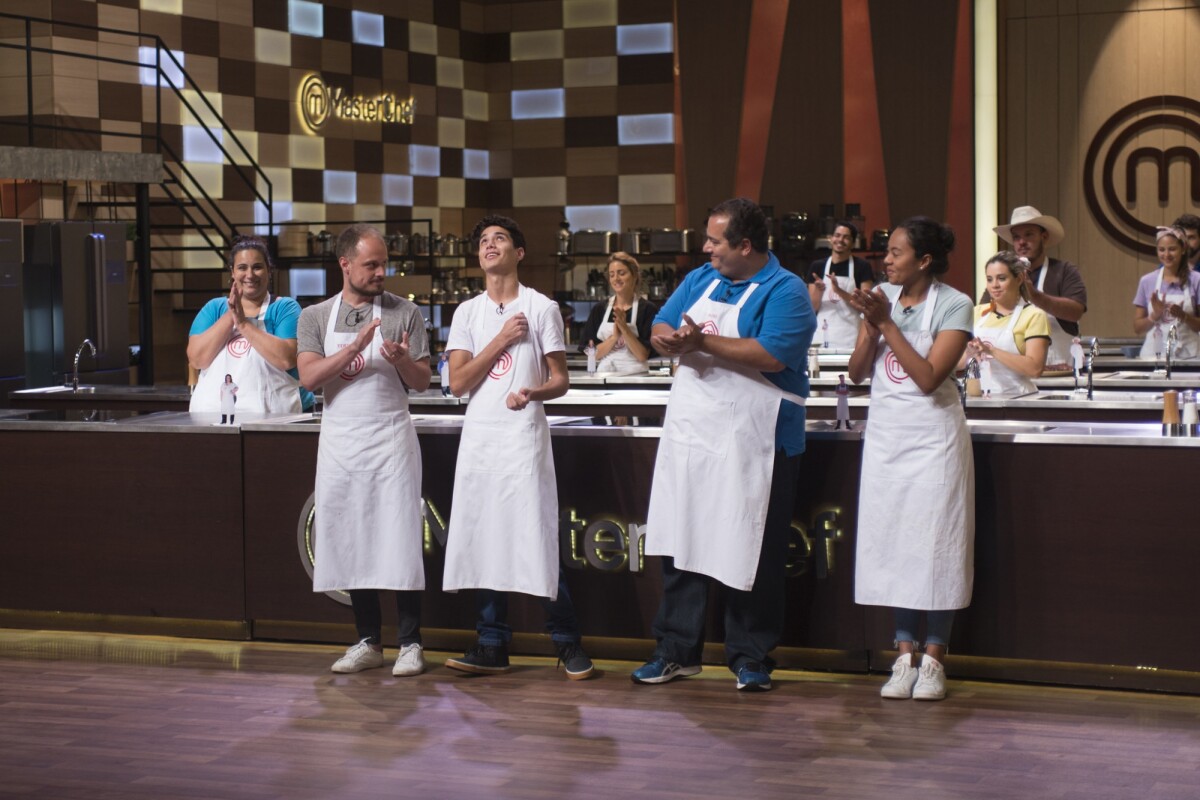 Foto: No 'MasterChef', volta de Helton foi comemorada na web - Purepeople