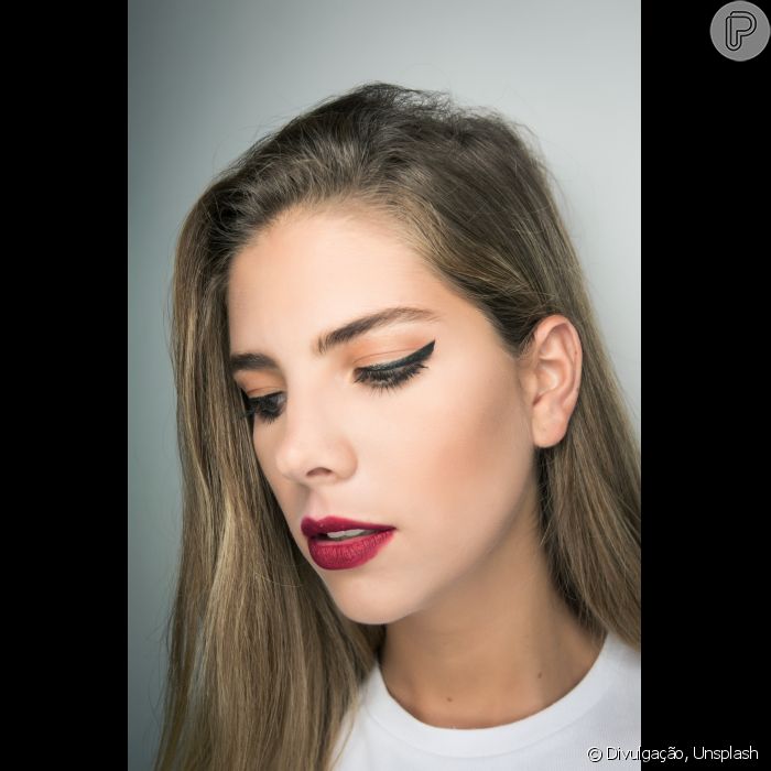 Para a base ficar perfeita na maquiagem, a dica é aplicar o produto do ...