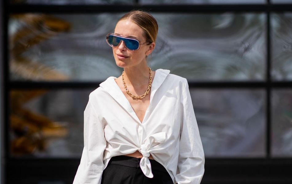 Calça jeans, blazer, vestido preto e mais peças essenciais no guarda ...