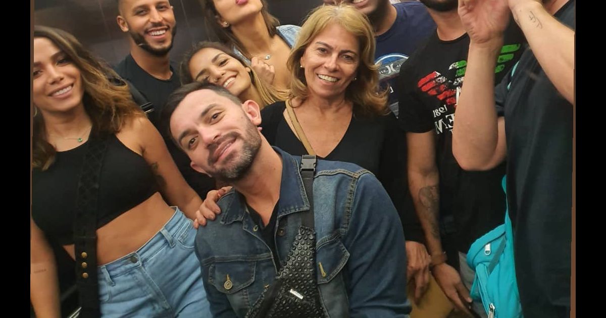 Anitta publicou foto com a família e amigos nas redes sociais - Purepeople