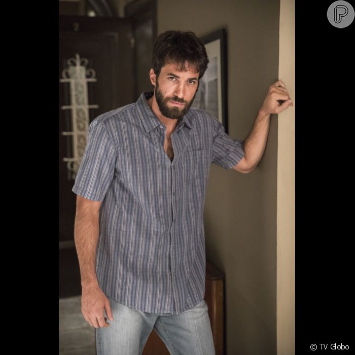 Rael (Rafael Queiroz) será contratado por Josiane (Agatha Moreira) para ...