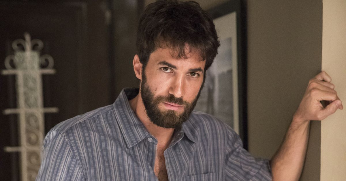 Rael (Rafael Queiroz) será contratado por Josiane (Agatha Moreira) para ...