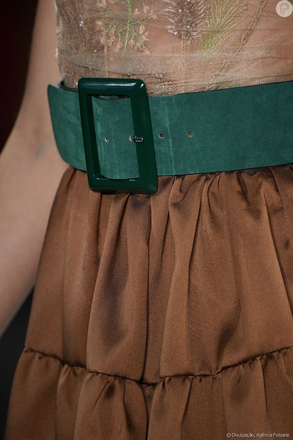 Cinto verde: acessório statement é largo e tem fivela grande no desfile ...