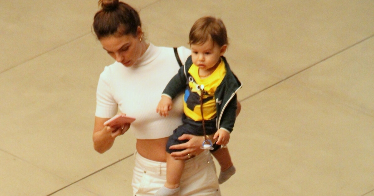 De look total white, Isis Valverde vai às compras com a mãe e o filho ...