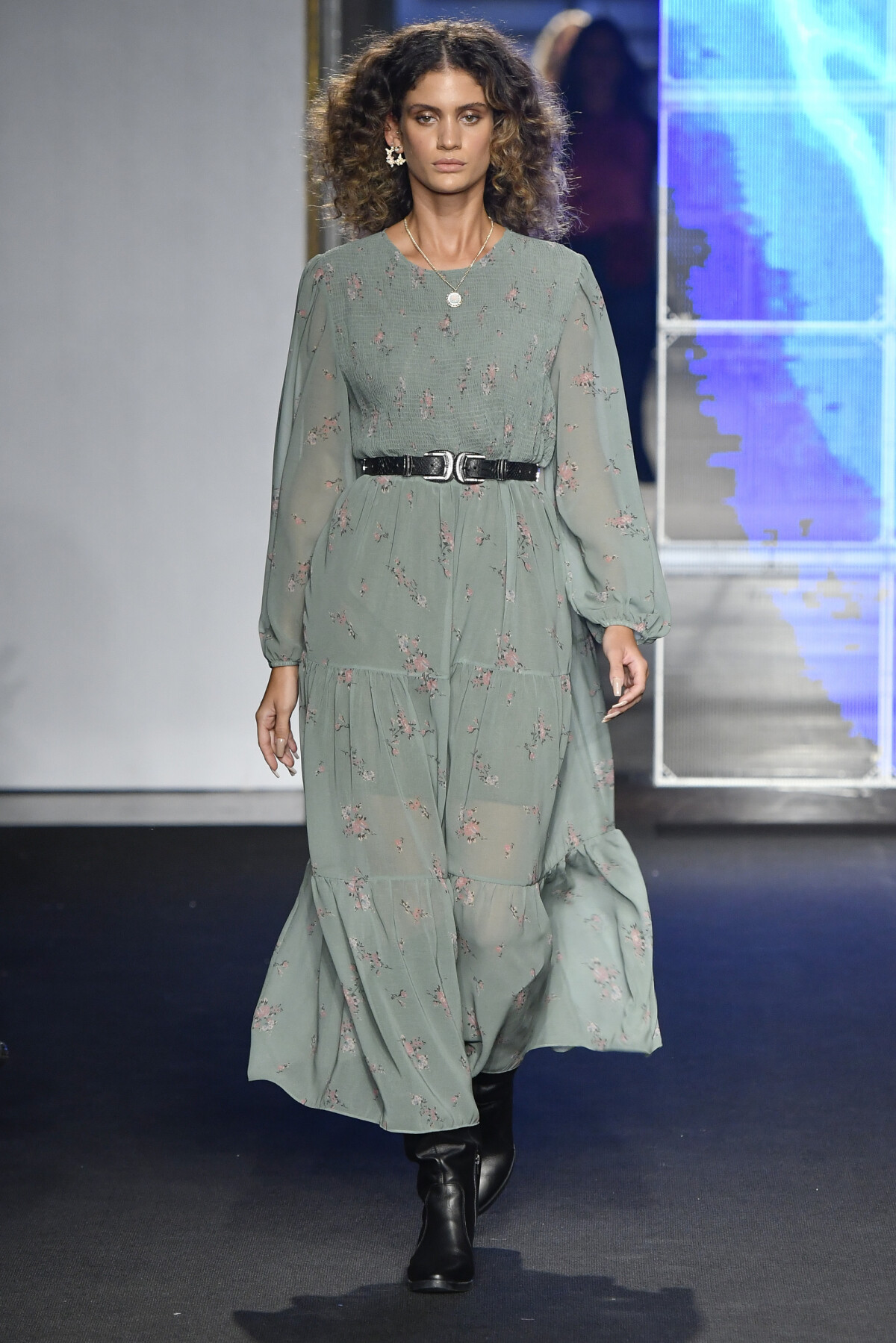 Foto: O vestido fluido ganha proposta mais urbana com botas longas e ...