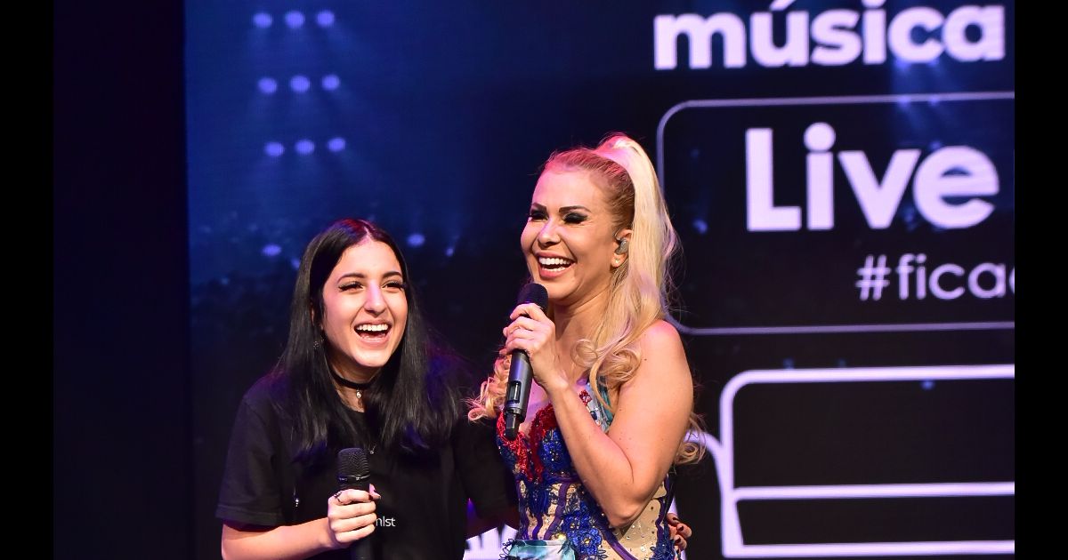 Joelma recebeu a filha Yasmin durante live - Purepeople