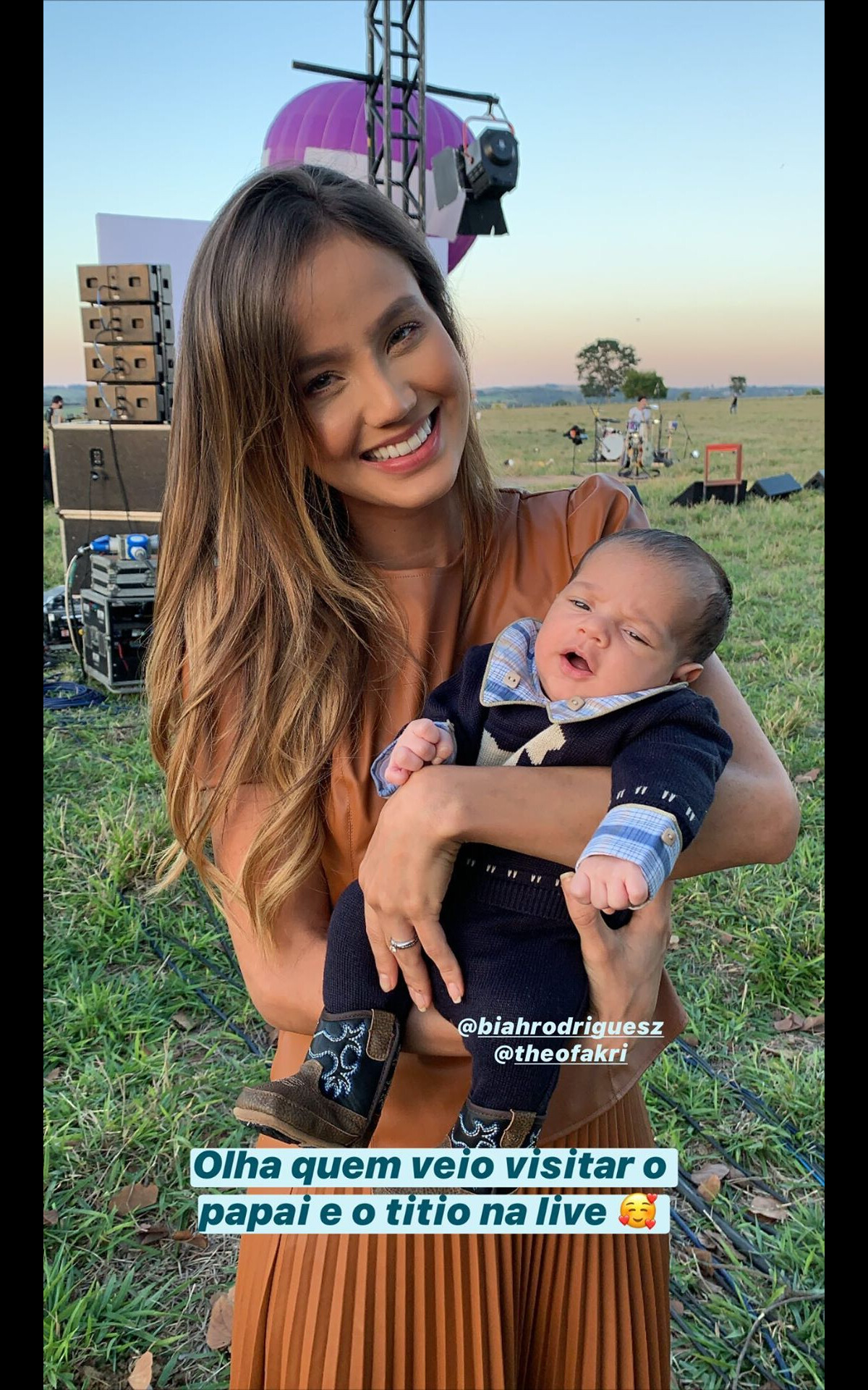 Foto: Biah Rodrigues mostra o filho, Theo, com botas em live de ...