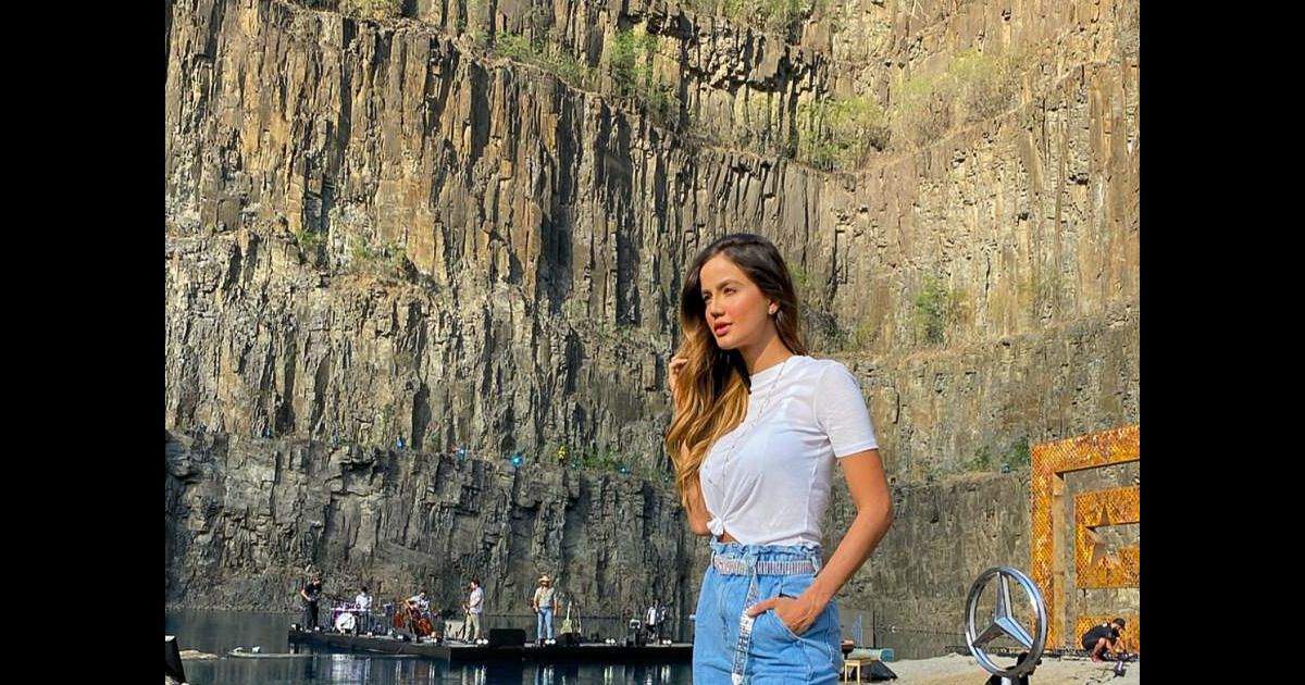 Biah Rodrigues mostrou o cenário da live: uma pedreira com o palco ...