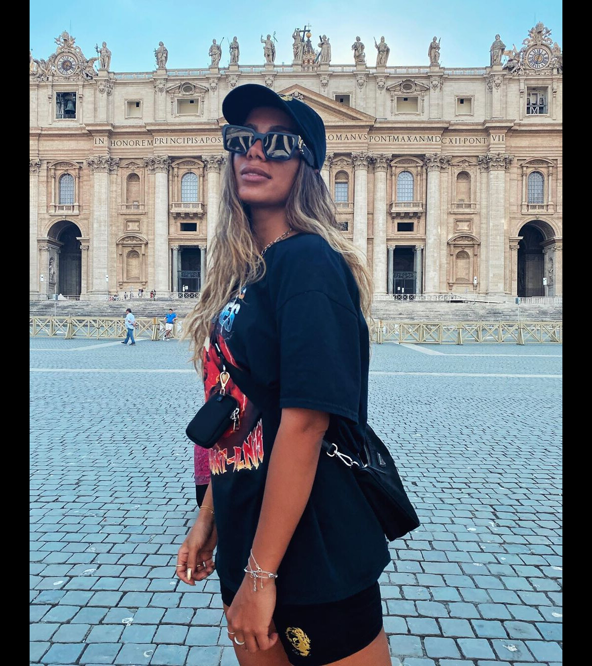 Foto: Anitta decidiu ficar em Roma ao descobrir longa conexão para ...