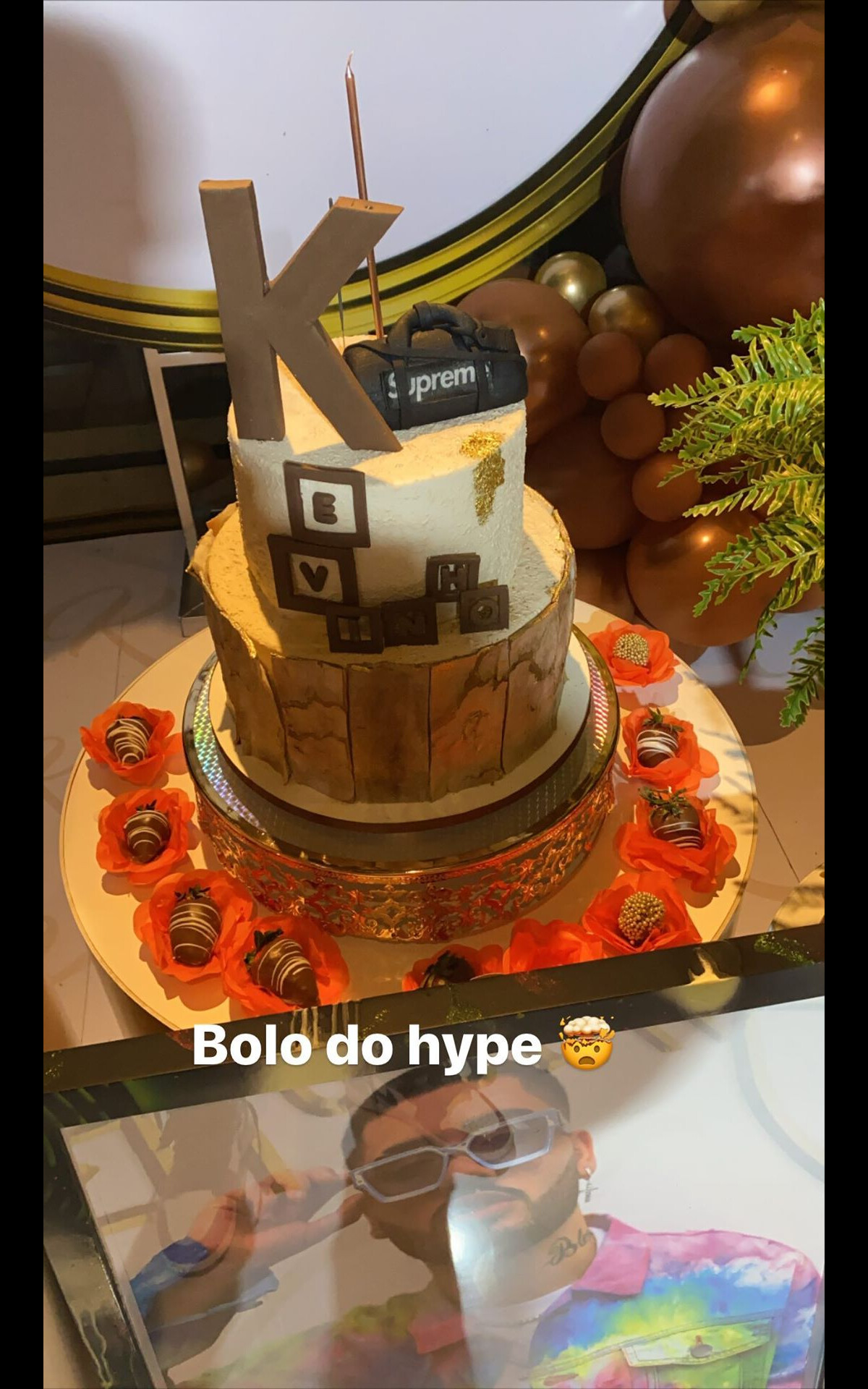 Foto: Kevinho ganhou bolo de dois andares em festa de 22 anos - Purepeople