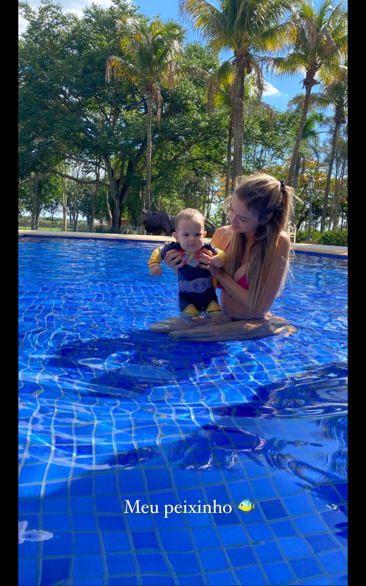 Foto: Biah Rodrigues posa na piscina com Theo - Purepeople