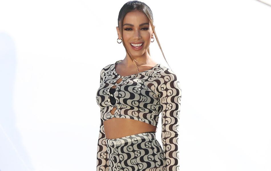 Anitta usa look com transparência e cabelo longo ao gravar comercial no ...