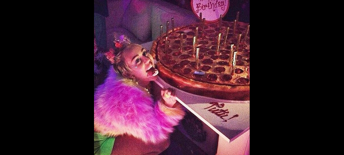 Foto: Miley Cyrus comemora 22 anos anos com pizza enorme: 'Meu ...