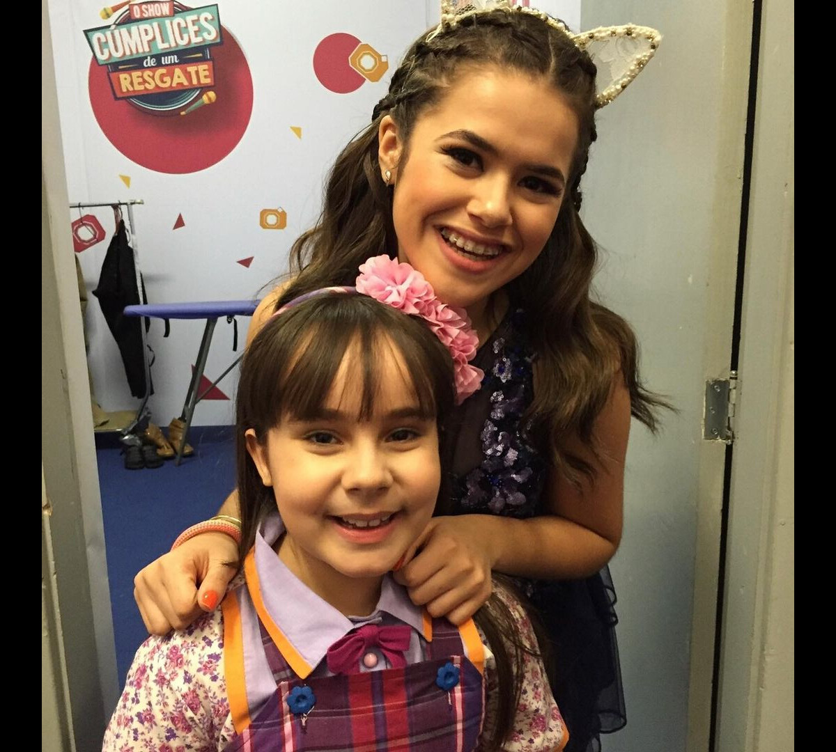 Foto: Sienna ao lado de Maisa Silva em bastidor do show de 'Carinha de ...