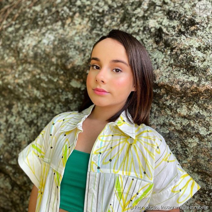 Sienna com o visual antes de adotar o tom loiro no cabelo - Purepeople