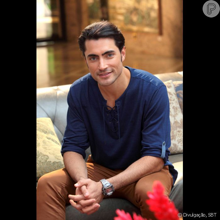 Carlo Porto interpreta Gustavo, pai de Dulce (Lorena Queiroz) na novela ...