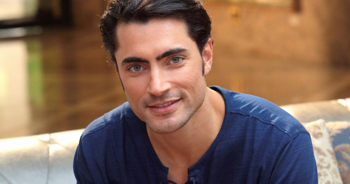 Carlo Porto interpreta Gustavo, pai de Dulce (Lorena Queiroz) na novela ...