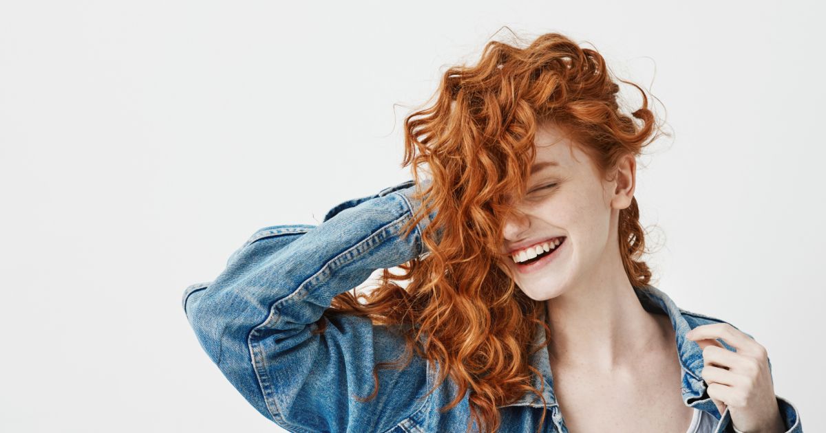 Um cabelo cacheado mais definido pode ser fácil de conseguir com dicas ...