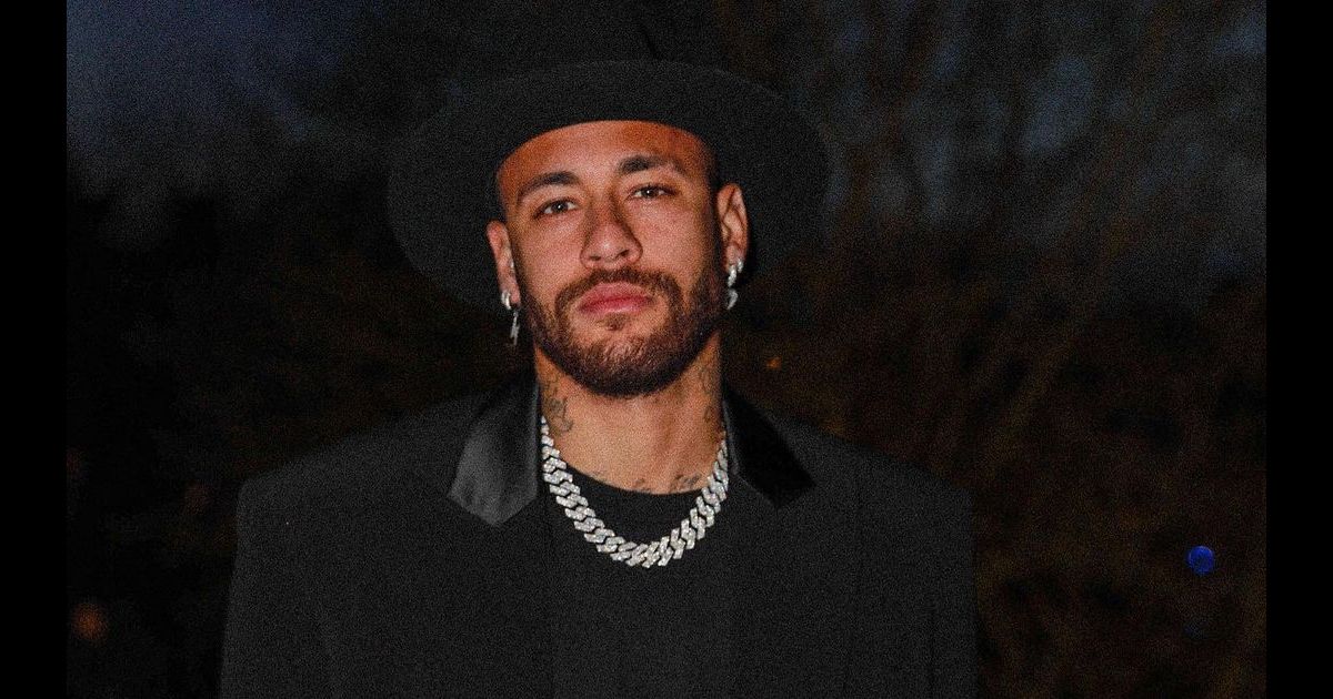 Neymar optou por um blazer preto e chapéu da mesma cor na Semana de ...