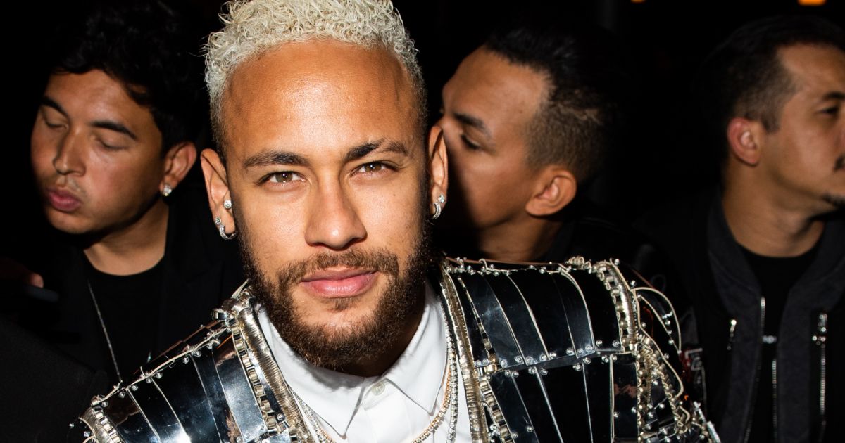 Em 2020, Neymar chamou a atenção ao escolher um blazer prateado ...