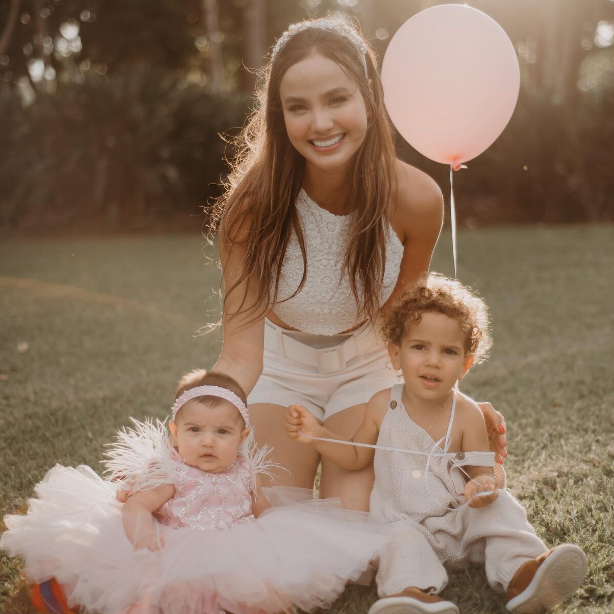Foto: Biah Rodrigues faz fotos abraçando os dois filhos que tem com ...