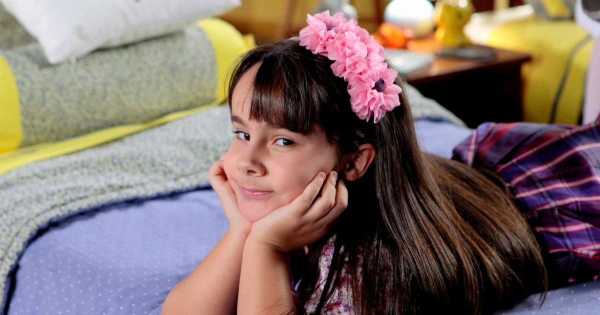 Frida (Sienna Belle) fica triste com a separação dos pais no capítulo ...