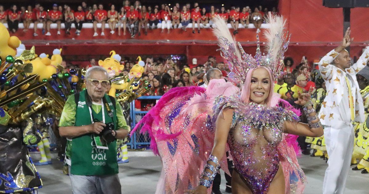 Raphaela Gomes surgiu em lok pink com penas e pedrarias representando Angel - Purepeople