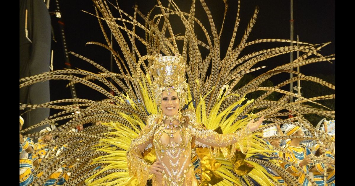 No Carnaval da Paraíso do Tuiuti, a rainha de bateria foi Thay Magalhãe ...