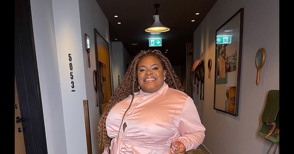 Jojo Toddynho escolheu look sofisticado em rosa pastel durante viagem ...