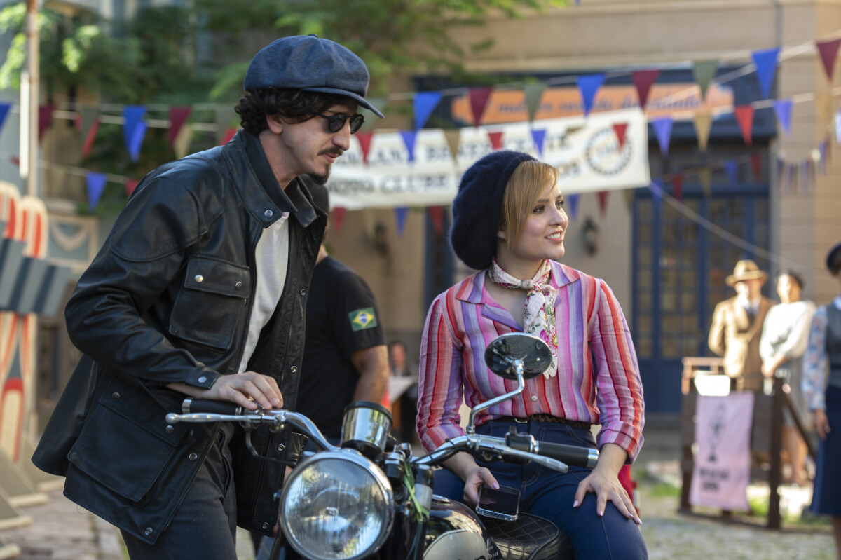 Foto: Nelsinho (Johnny Massaro) faz pouco caso de Davi (Rafael Vitti) e ...