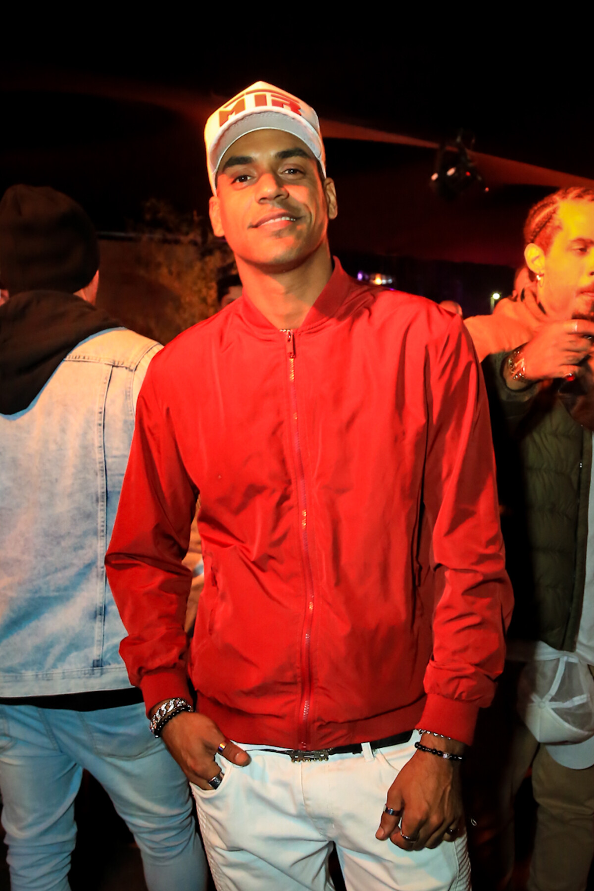 Foto: Marcello Melo Jr não ignorou o frio e se protegeu com um casaco ...