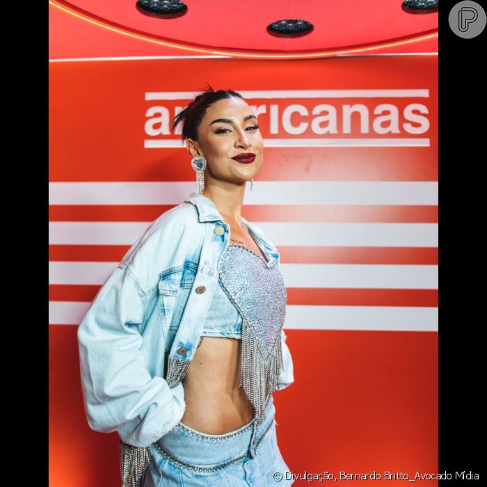 Boca Rosa elege conjunto jeans com top de coração, jaqueta e saia. A ...