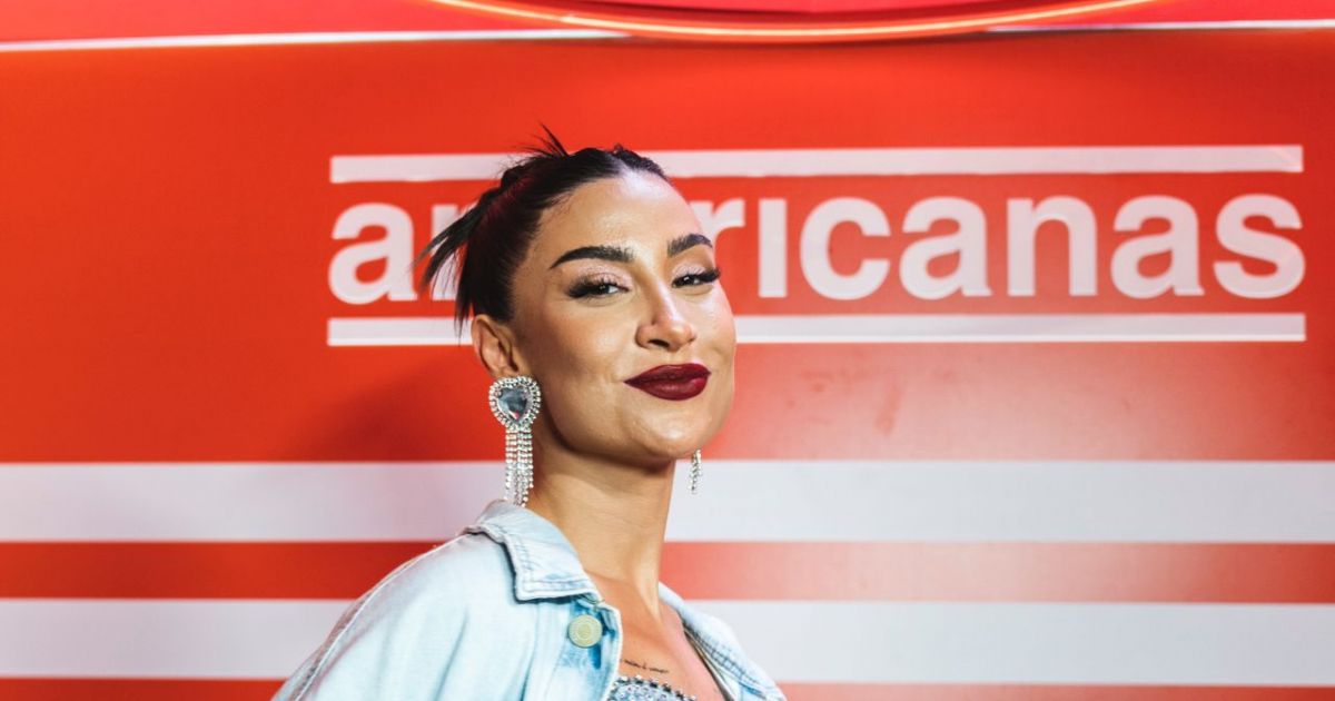 Boca Rosa elege conjunto jeans com top de coração, jaqueta e saia. A ...