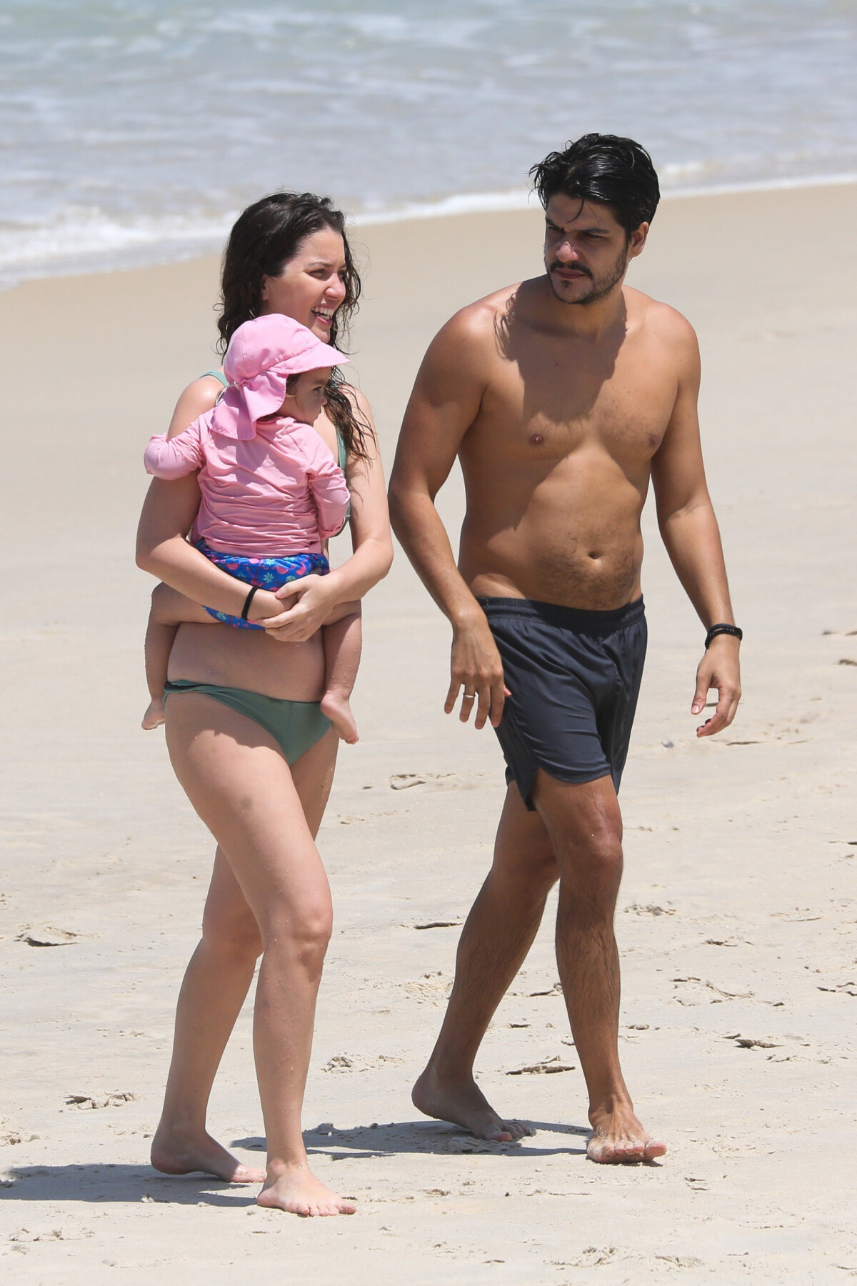 Foto: Filha de Nathalia Dill e Pedro Curvello aproveitou o dia de sol com os pais na praia de ...