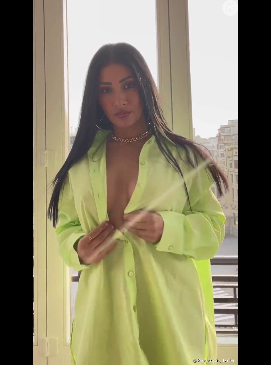 Simaria nua? Cantora exibe seios em decote generoso em vídeo sensual. Assista!: fotos - Purepeople