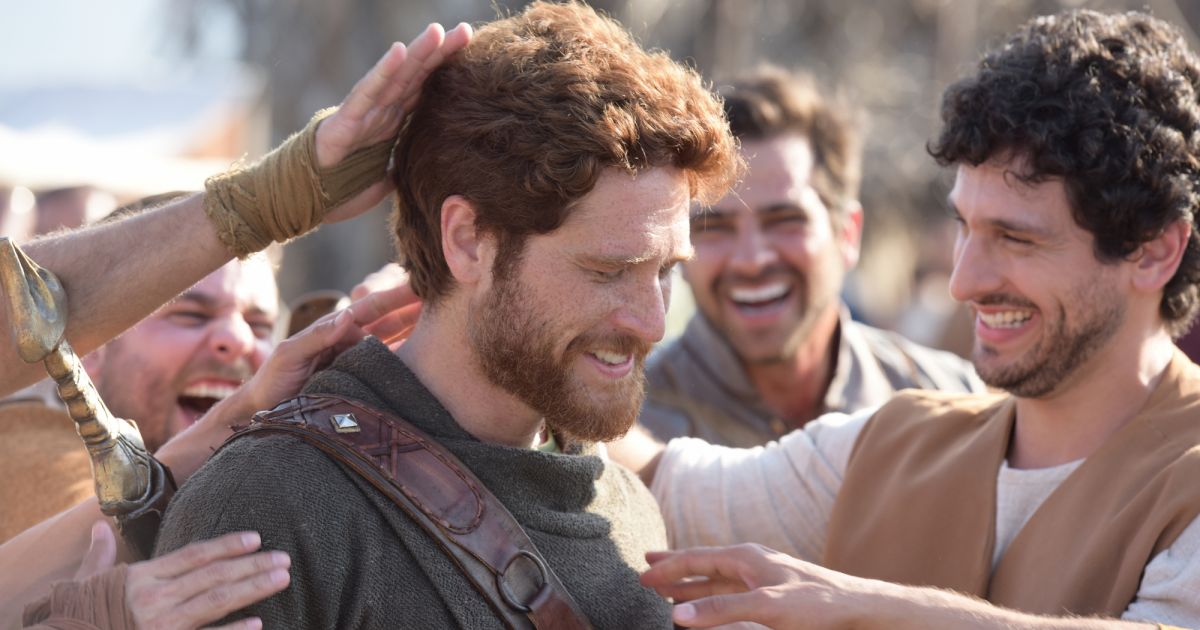 Davi (Cirillo Luna) é cercado pela população, no capítulo de sexta ...