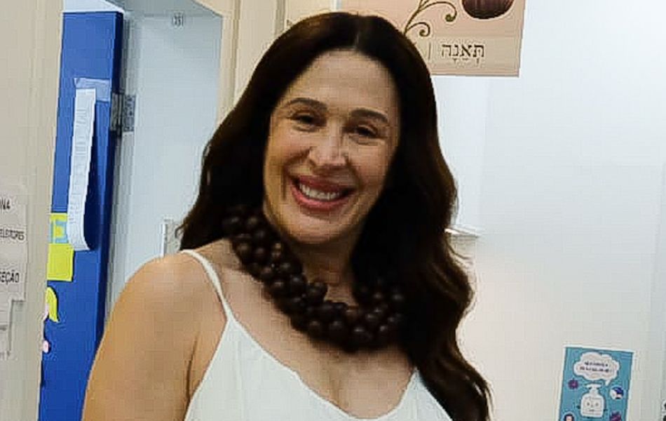 Na 3ª gravidez, Claudia Raia segura barriga ao votar no 2º turno das ...