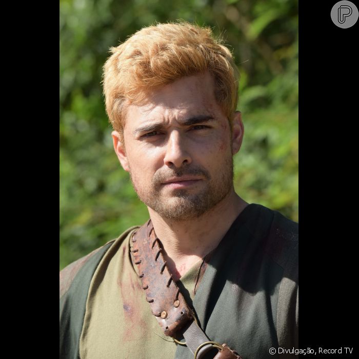 Jonatas (Miguel Coelho) reprova a atitude de Saul (Carlo Porto) e eles ...