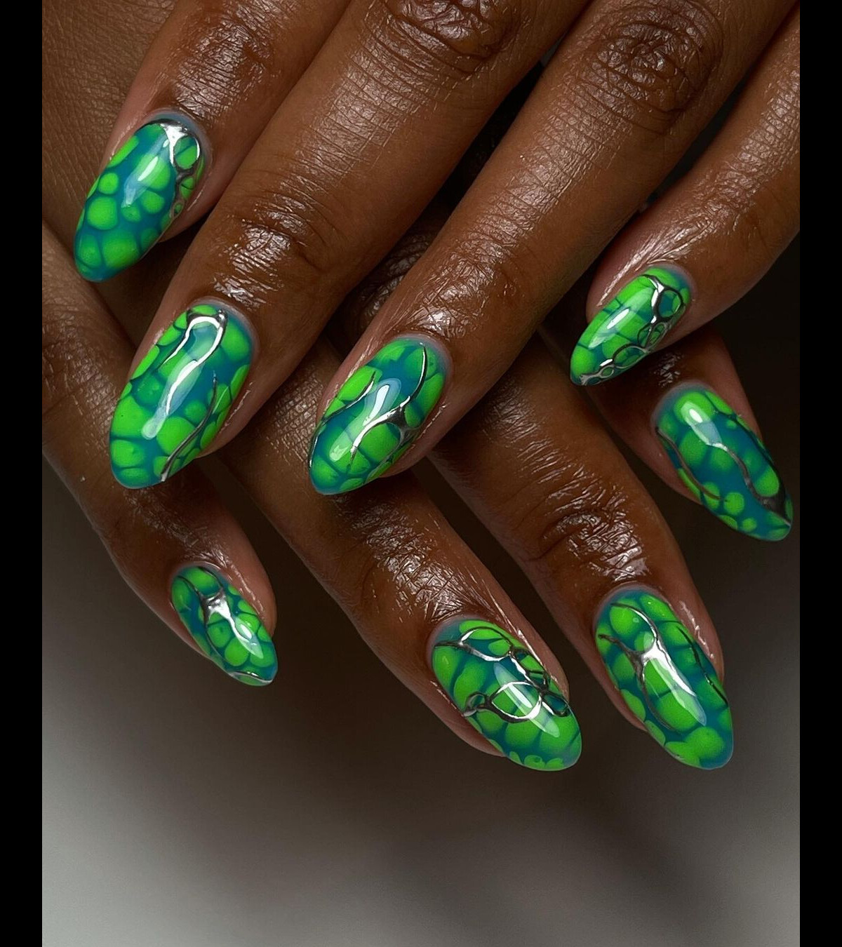 Foto: Unhas decoradas com variações de verde: essa nail art é cheia de ...