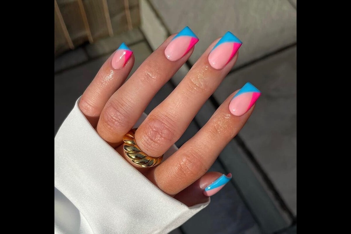 Foto: Unha francesinha assimétrica: azul e rosa se misturam nessa nail ...
