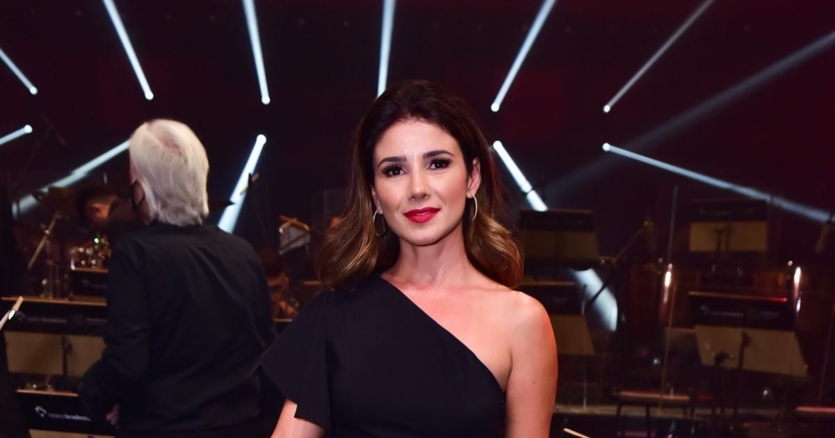 Paula Fernandes é dona de uma beleza exuberante - Purepeople