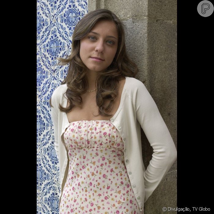 Guida (Alessandra Negrini) relata a Amália (Joana Solnado) que dopou ...