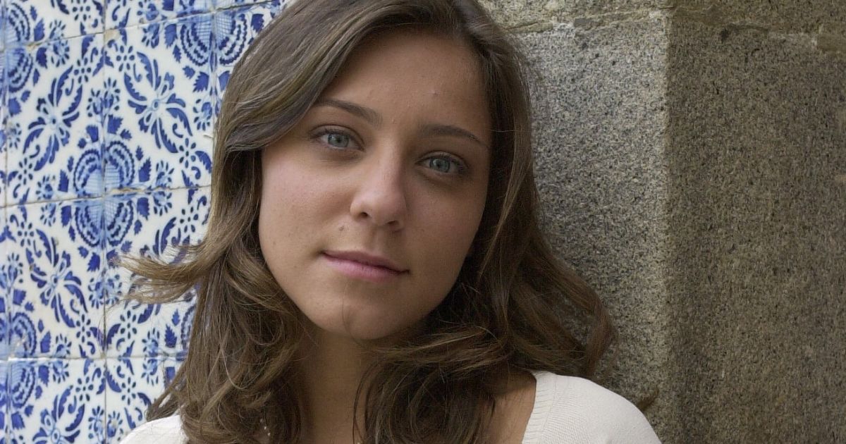 Guida (Alessandra Negrini) relata a Amália (Joana Solnado) que dopou ...